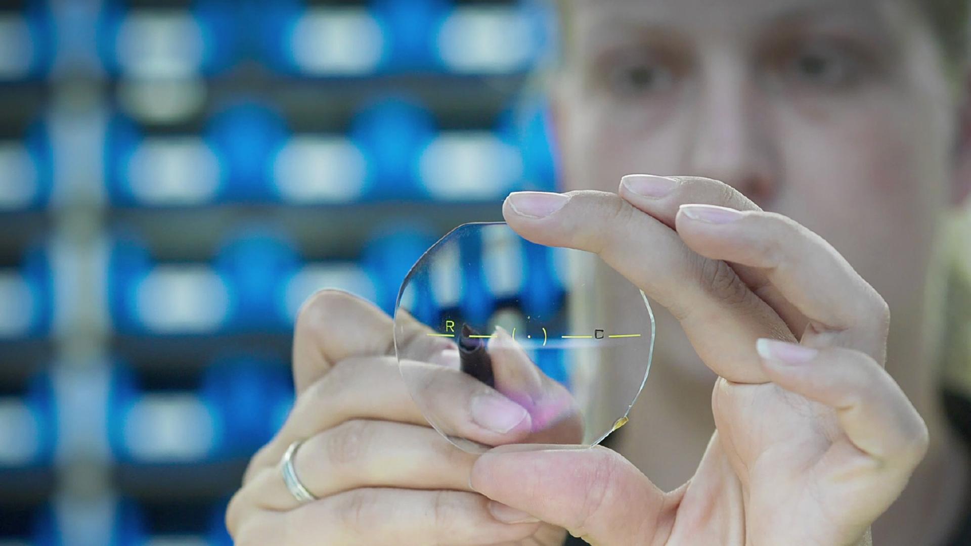 Come si fanno le lenti per occhiali: materiali e produzione